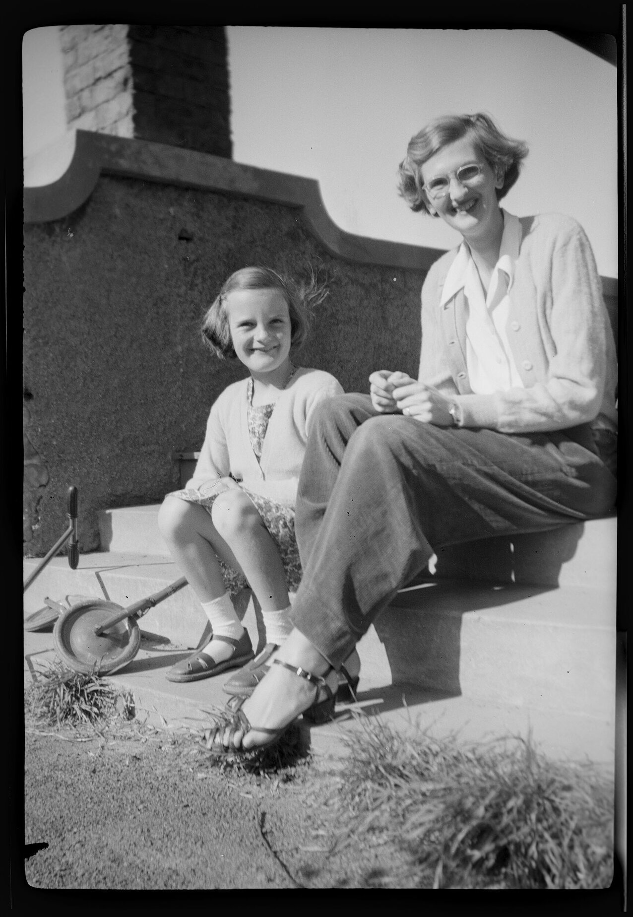 Elizabeth Thompson and daughter sitting on steps | Hocken Digital ...